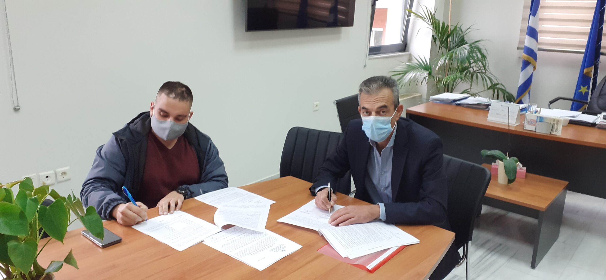 Δήμος Θηβαίων: Υπογραφή της σύμβασης για την ανάπλαση της πλατείας στον ...