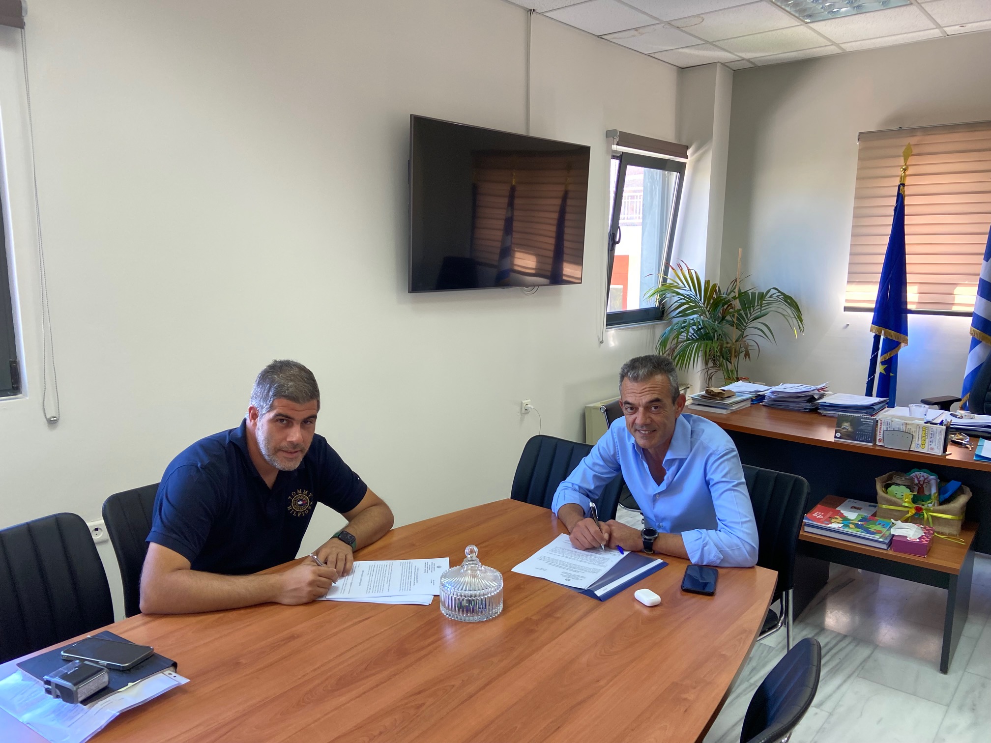 Δήμος Θηβαίων: Yπογραφή σύμβασης για τη βελτίωση του γηπέδου ...